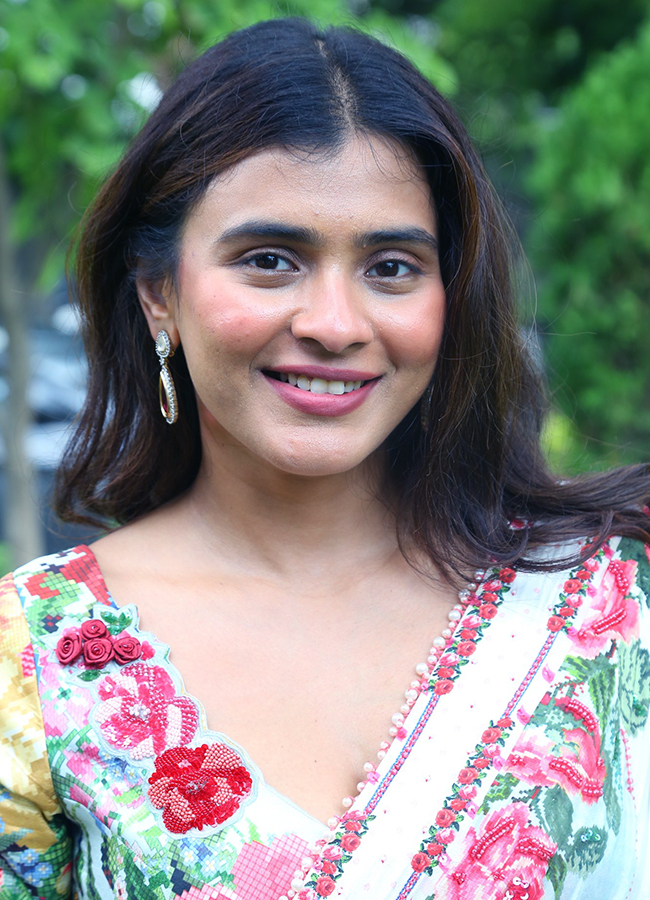 చీరకట్టులో హెబ్బా పటేల్ క్యూట్ లుక్స్.. (ఫొటోలు) | Actress Hebah Patel Viral Pics In Saree | Sakshi